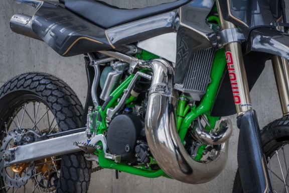Kawasaki KX500 “Carbolution” by JZ Handmade – BikeBound