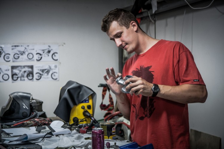 Kawasaki KX500 “Carbolution” by JZ Handmade – BikeBound