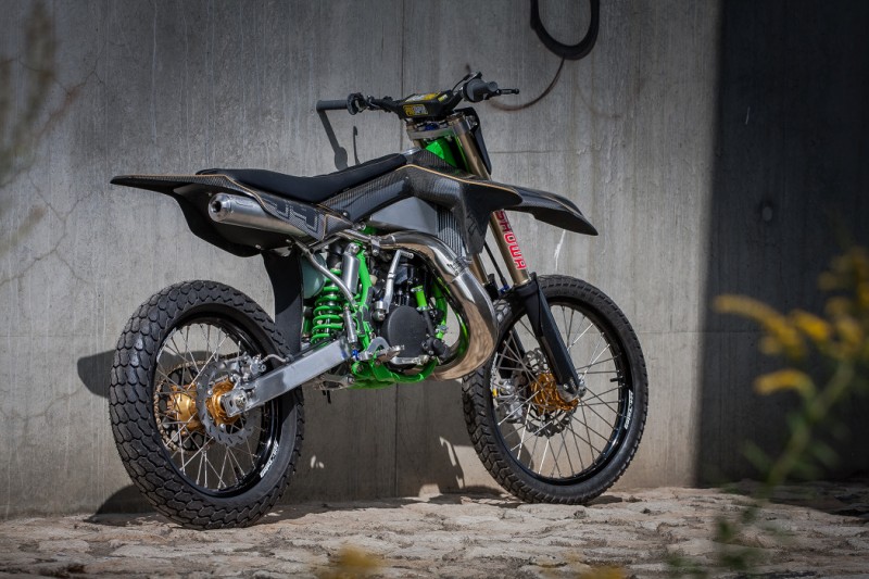 Kawasaki KX500 “Carbolution” by JZ Handmade – BikeBound