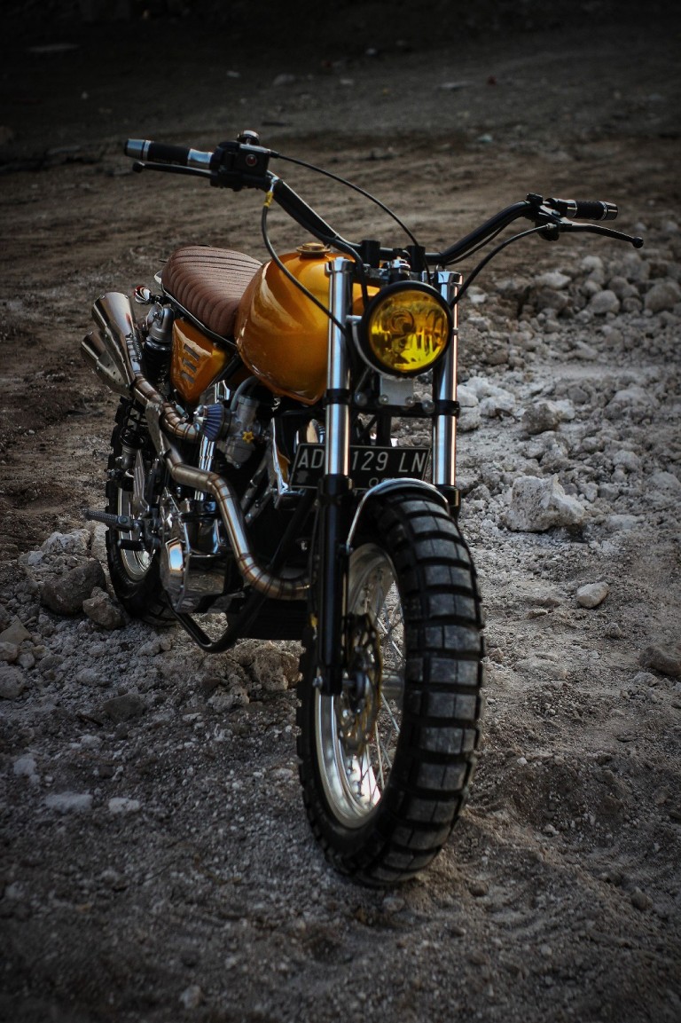Lightweight V-Twin Scrambler: Kaisar Ruby 250 by Jowo Kustom – BikeBound