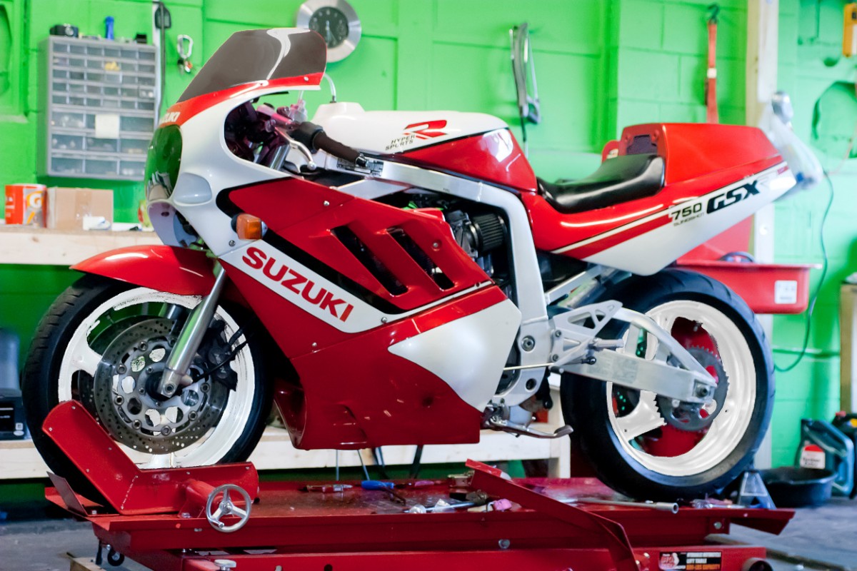 Slingshot: Suzuki GSX-R750 Resto by GMW – BikeBound