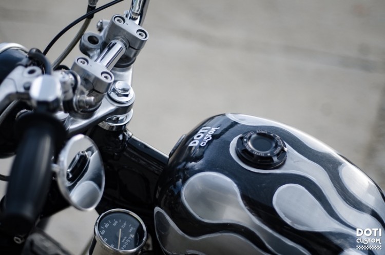 Lightweight Bob: Yamaha XS400 Bobber by DOTi – BikeBound