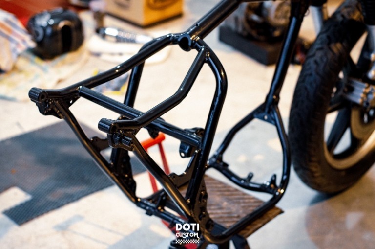 Lightweight Bob: Yamaha XS400 Bobber by DOTi – BikeBound
