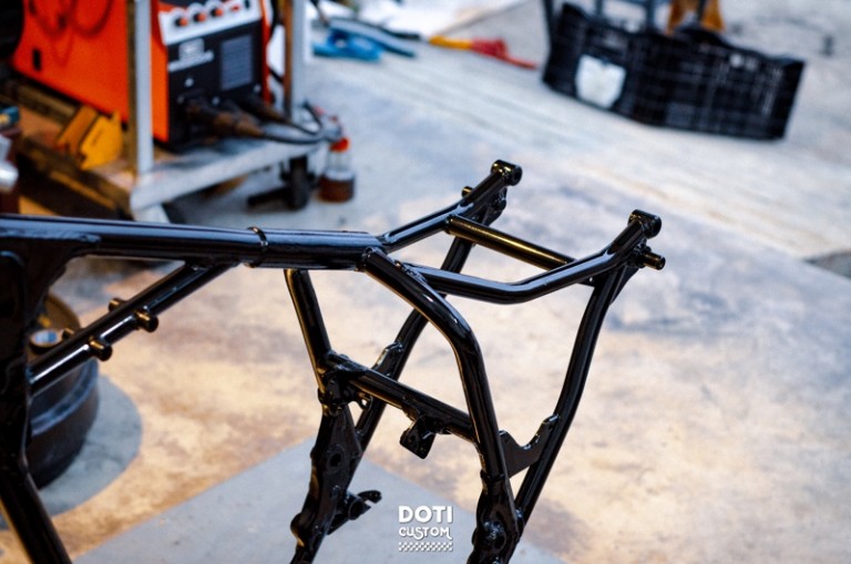 Lightweight Bob: Yamaha XS400 Bobber by DOTi – BikeBound