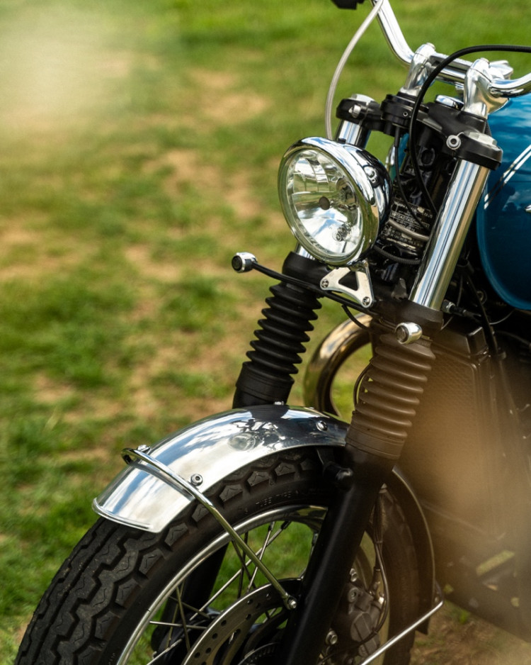 Back to the 60s: “Blue and Chrome” Triumph Street Twin – BikeBound
