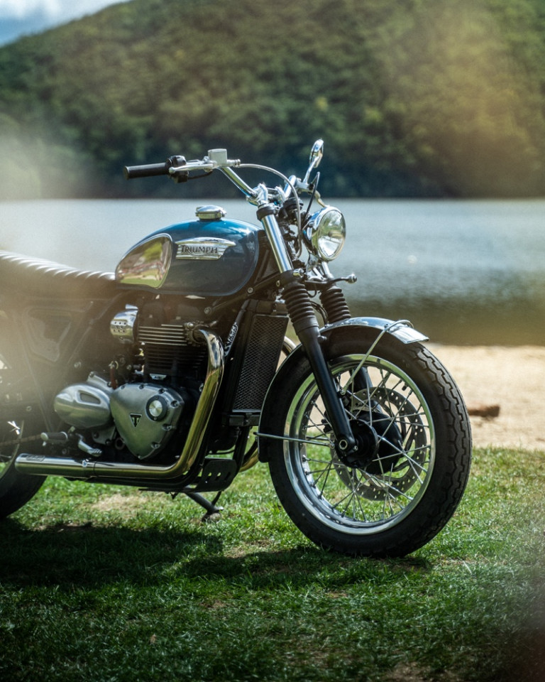 Back to the 60s: “Blue and Chrome” Triumph Street Twin – BikeBound