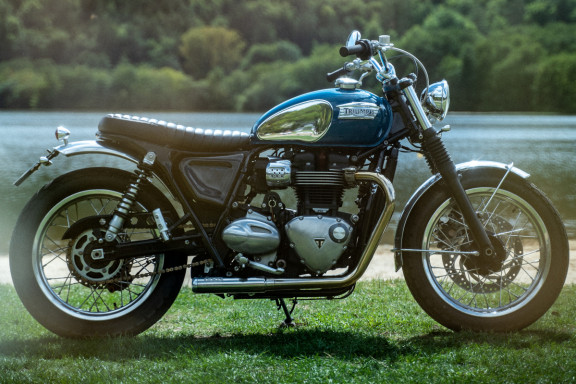 Back to the 60s: “Blue and Chrome” Triumph Street Twin – BikeBound