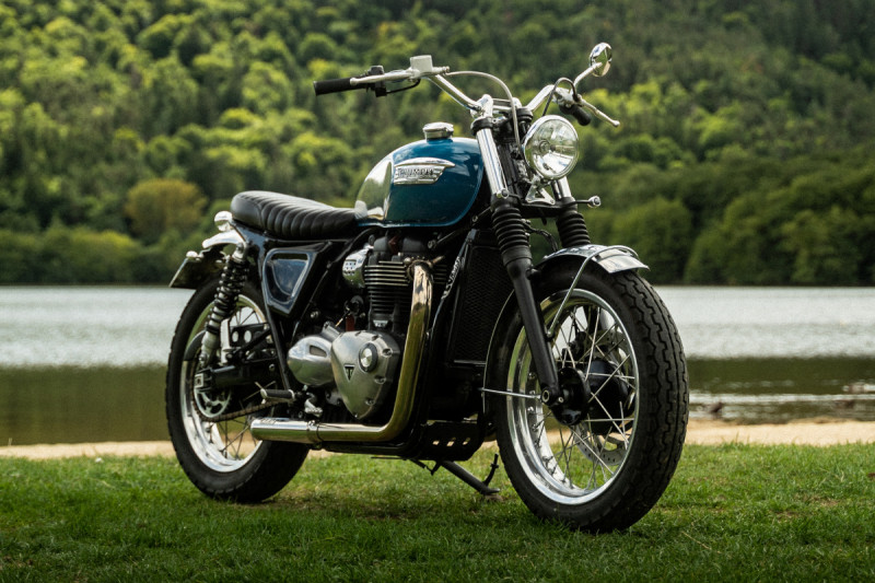 Back to the 60s: “Blue and Chrome” Triumph Street Twin – BikeBound