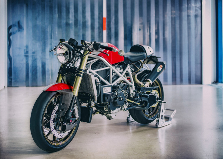 Naked 999: 172-hp Ducati 999 Café Racer! – BikeBound