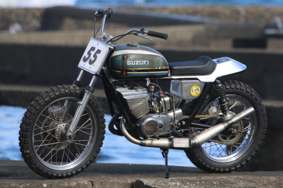 “Smoke, Noise, Speed” — Suzuki GT250 Street Tracker! – BikeBound