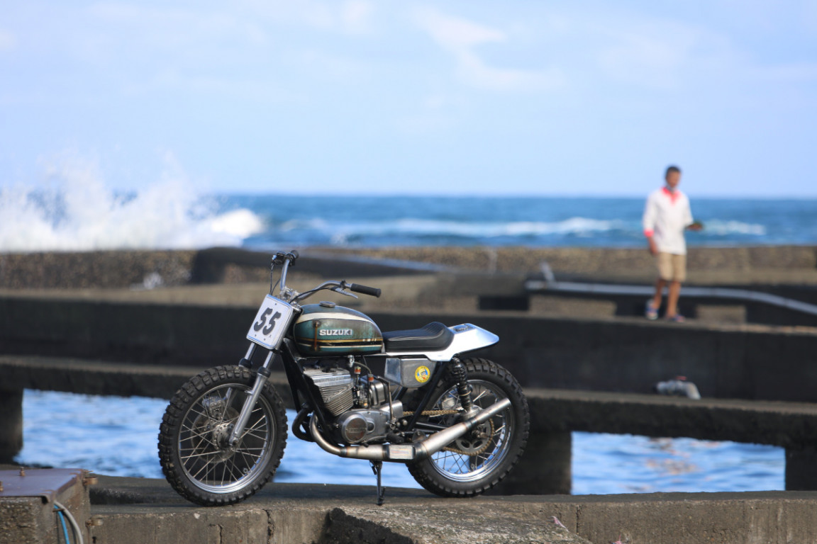 “Smoke, Noise, Speed” — Suzuki GT250 Street Tracker! – BikeBound