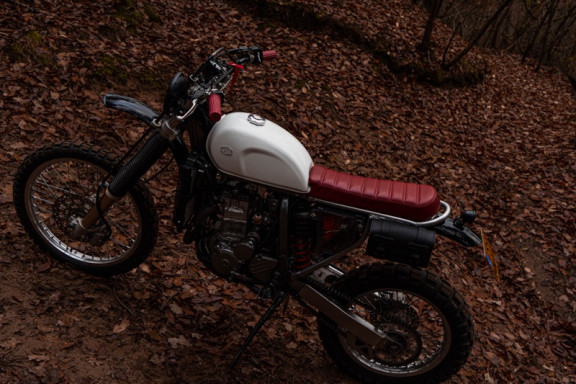 Dirty Red Zuki: Suzuki DR-Z400 Scrambler – BikeBound