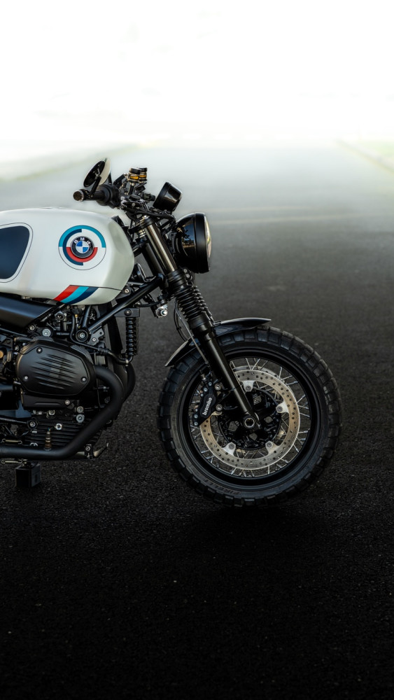 Tricolor Glory: BMW R nineT Custom – BikeBound