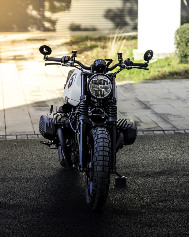 Tricolor Glory: BMW R nineT Custom – BikeBound