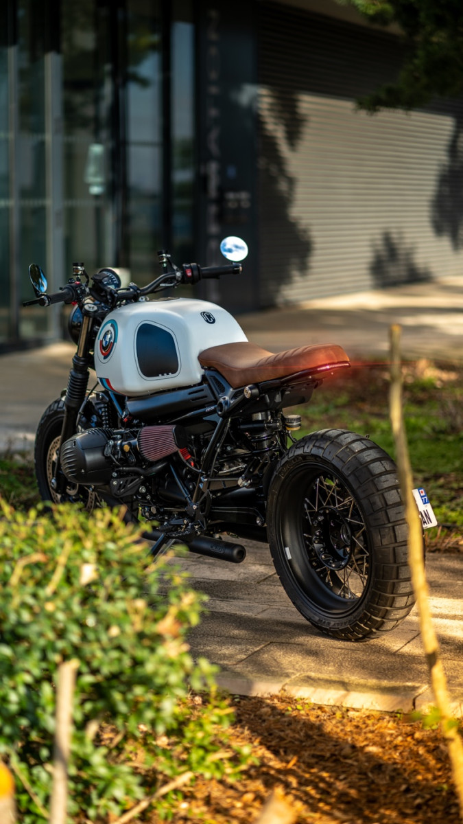 Tricolor Glory: BMW R nineT Custom – BikeBound