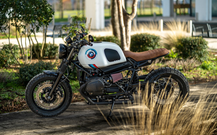 Tricolor Glory: BMW R nineT Custom – BikeBound