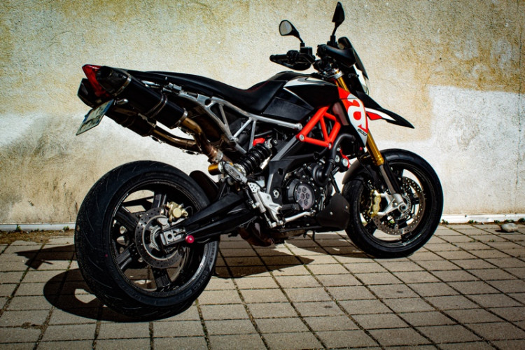 Alps Carver: Aprilia 900 Dorsoduro “Factory” – BikeBound