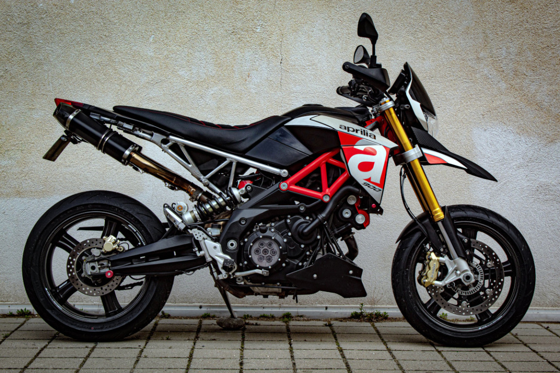 Alps Carver: Aprilia 900 Dorsoduro “Factory” – BikeBound