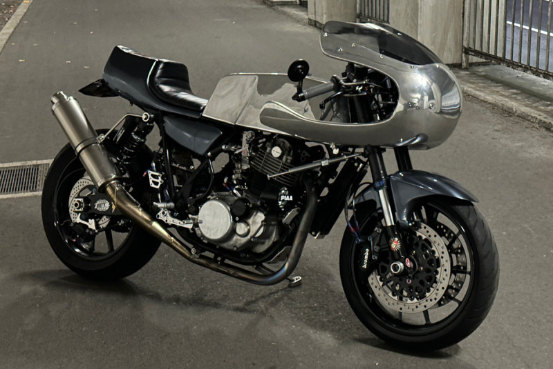 Omega Racer: Yamaha “SR534” Café Racer – BikeBound