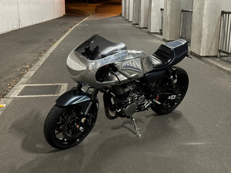 Omega Racer: Yamaha “SR534” Café Racer – BikeBound