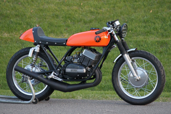 Lightweight Giant-Killer: Yamaha R5 350 Café Racer – BikeBound