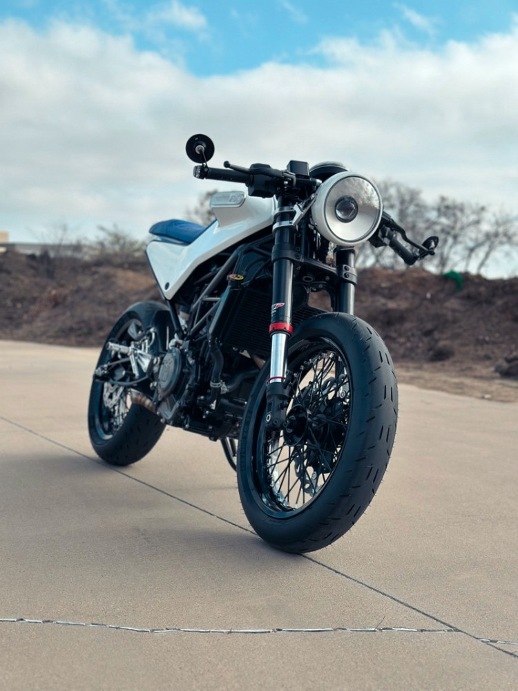 Whiskey Arrow: Vitpilen 401 Custom – BikeBound