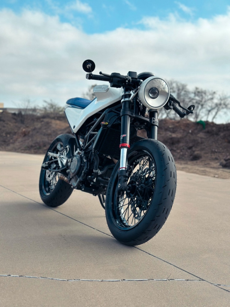 Whiskey Arrow: Vitpilen 401 Custom – BikeBound