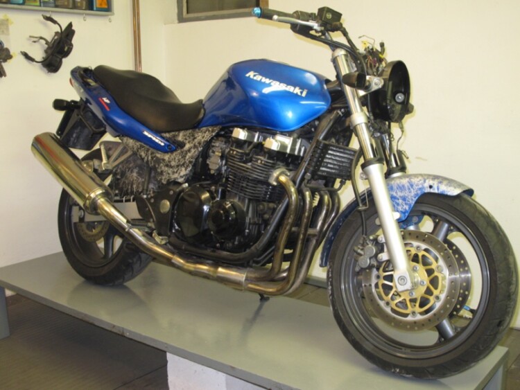 Joy Machine: Kawasaki ZR-7 Cafe Racer – BikeBound