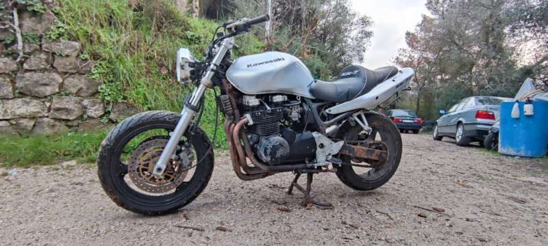 Chromium Queen: Kawasaki ZR-7 Café Racer – BikeBound