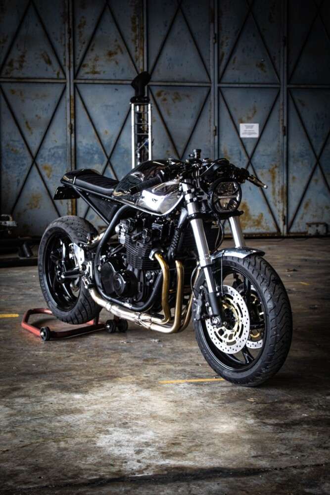 Chromium Queen: Kawasaki ZR-7 Café Racer – BikeBound