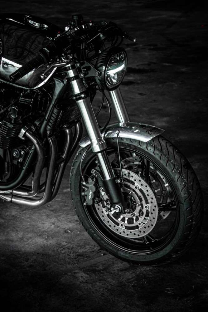 Chromium Queen: Kawasaki ZR-7 Café Racer – BikeBound