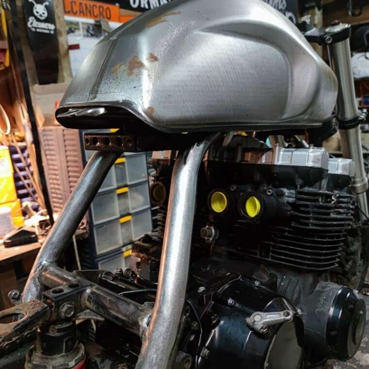 Chromium Queen: Kawasaki ZR-7 Café Racer – BikeBound