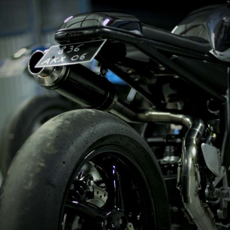 Chromium Queen: Kawasaki ZR-7 Café Racer – BikeBound