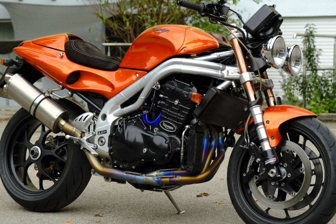 Twin Triples: Triumph T509 Speed Triple Restomods – BikeBound
