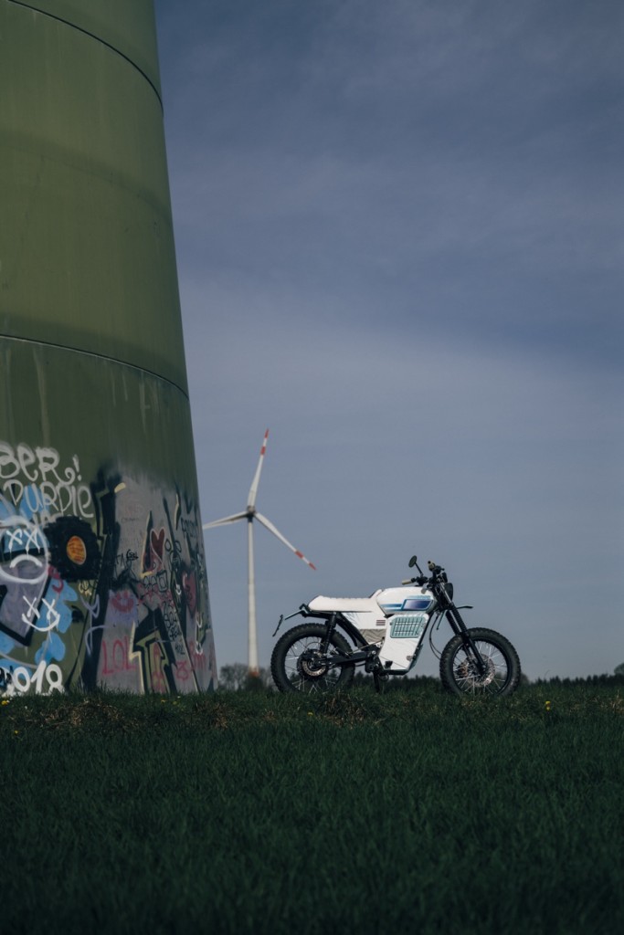 80s-Style Electric: Black Tea Bonfire – BikeBound