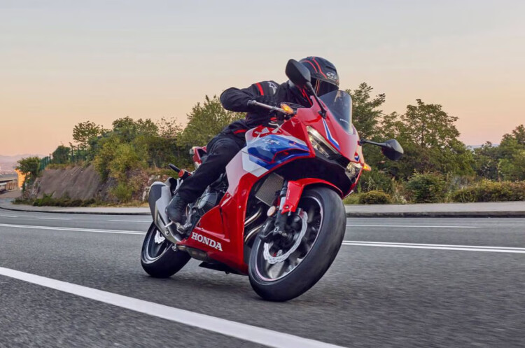Review & Specs: Honda CBR500R – BikeBound