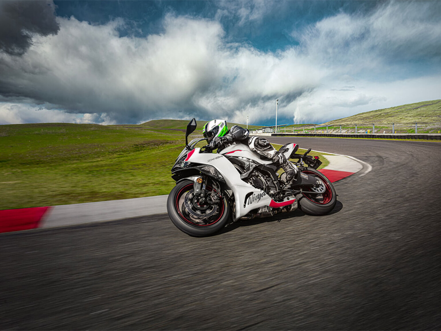 Review & Specs: Kawasaki Ninja ZX-6R – BikeBound