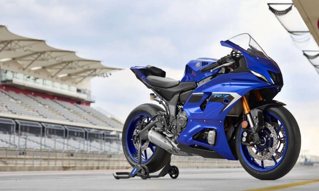 Review & Specs: Yamaha R7 (YZF-R7) – BikeBound
